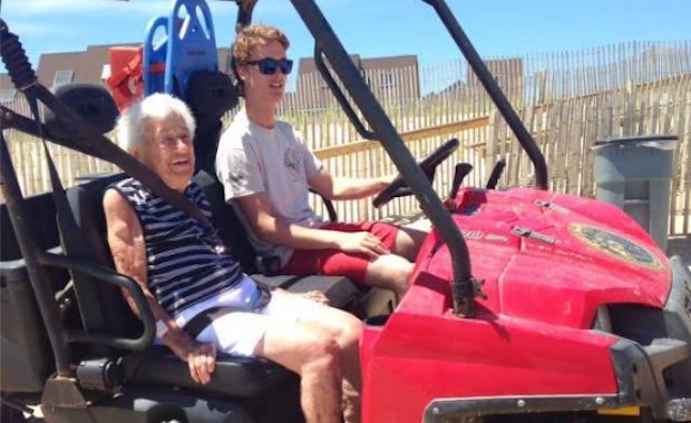 Kind Lifeguard Goes Out of His Way to Help Get 94-Year-Old to the Beach ...