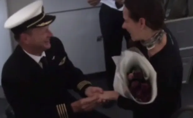 Pilot's Mid-Flight Proposal to Girlfriend Captured on Video - Your ...